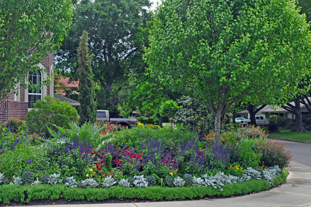 Cottage-style front yard in Braeswood Place - Klassisch - Garten ...