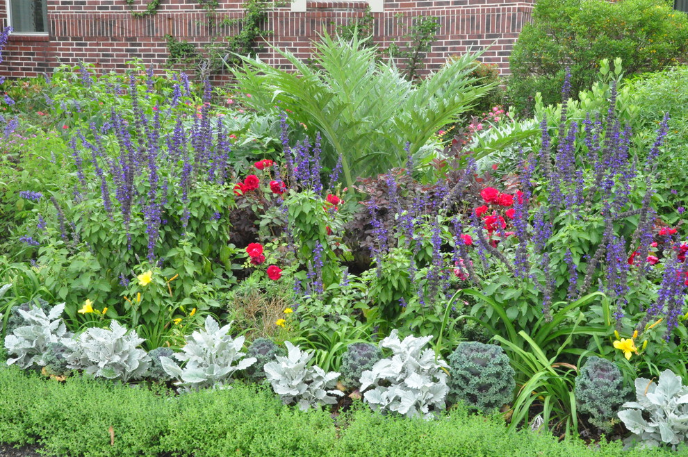 Cottage-style front yard in Braeswood Place - Traditional - Landscape ...