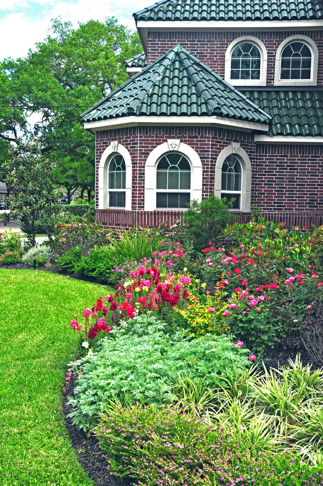Cottage-style front yard in Braeswood Place - Traditional - Garden ...