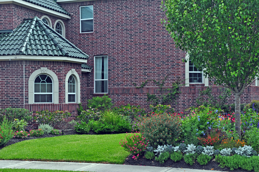 Cottage-style front yard in Braeswood Place - Traditional - Landscape ...