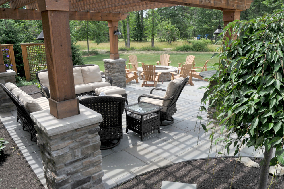 Country French Inspired Bluestone Patio - Classique - Jardin ...