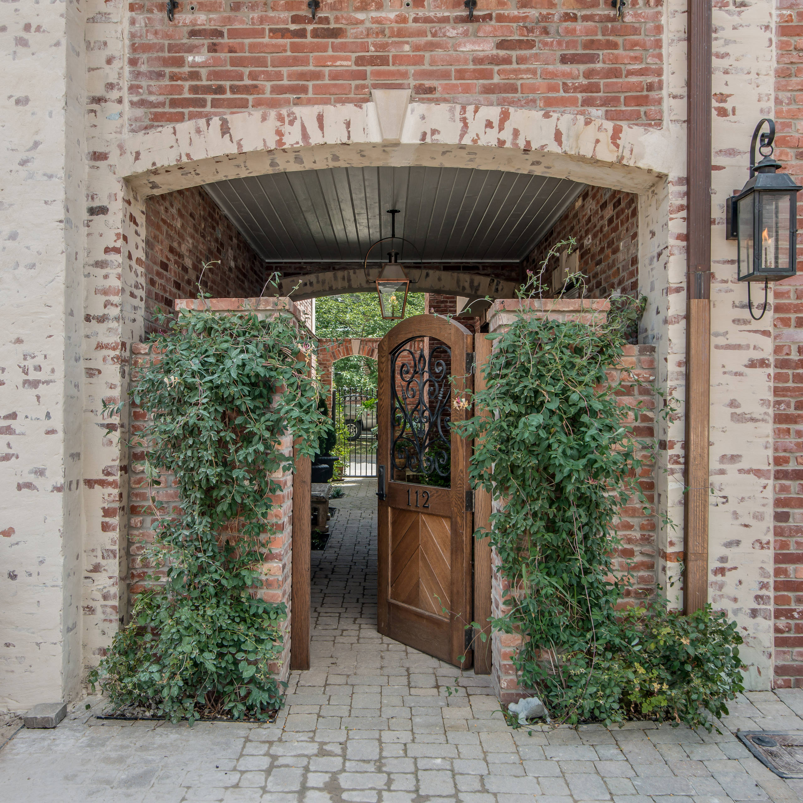 Country Courtyard Entrance Reunion Place — FK — FK