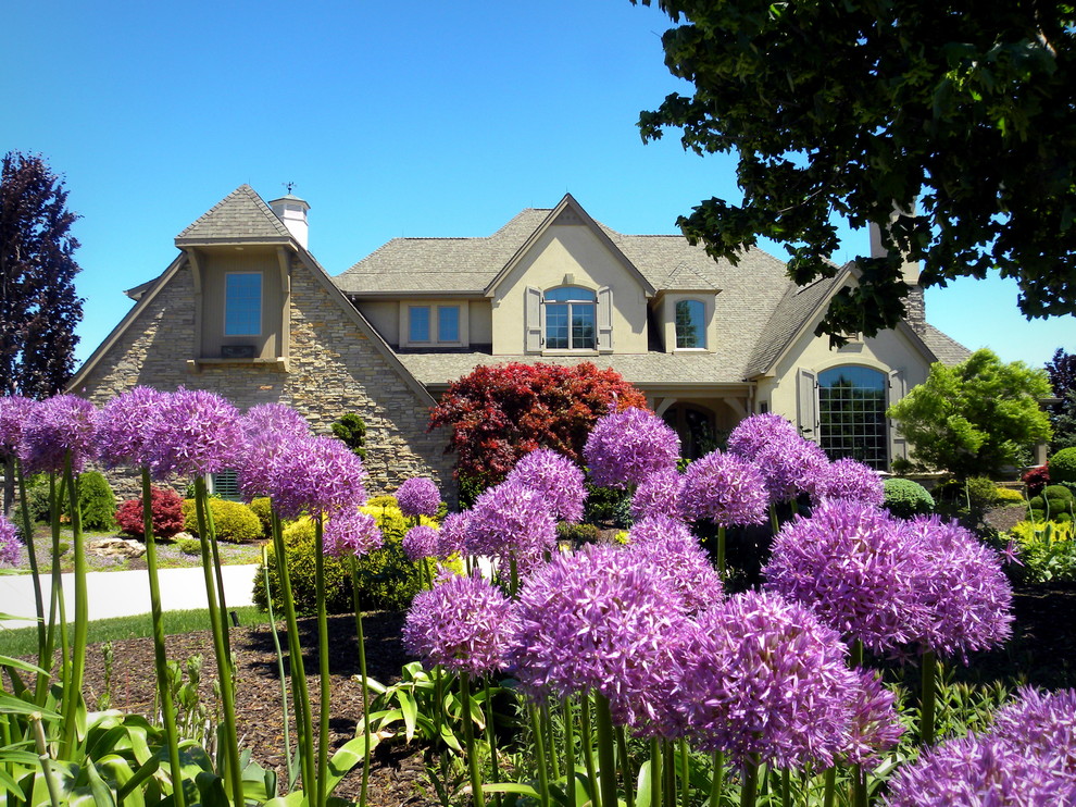 Creating enclosure and shade with Landscaping in your front yard ...