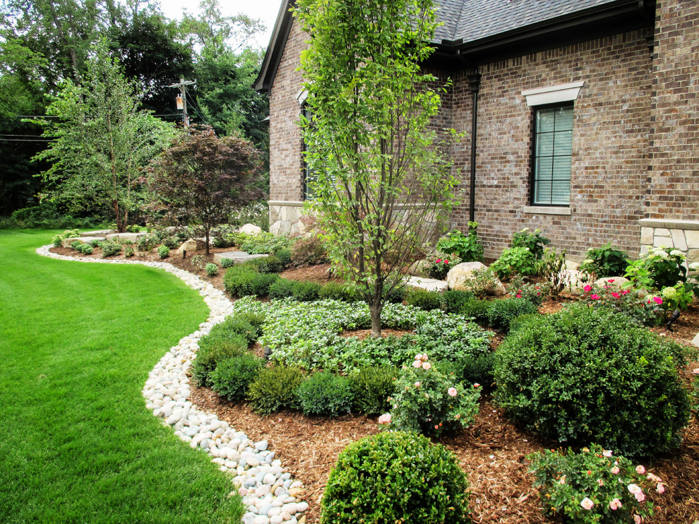 Curved Hedge - Landscape - Detroit - by Motor City Landscaping | Houzz