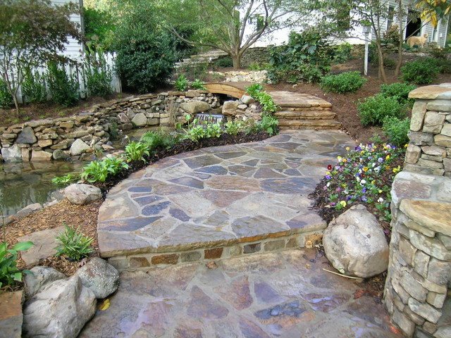 Curving Water featured along meandering pathway. - Classique - Jardin ...