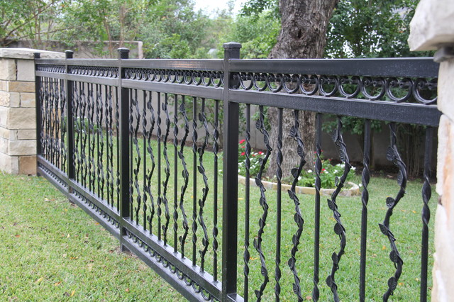 Custom Iron Fencing - Classique - Jardin - Austin - par Superior Fence ...