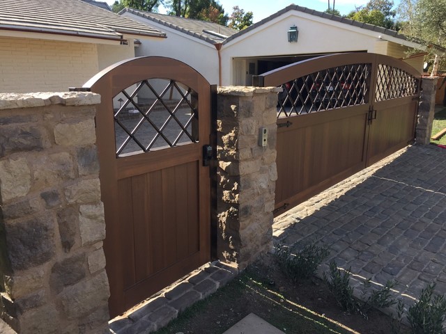 Custom Wood Driveway Gates - Estilo Craftsman - Jardín - Los Ángeles ...