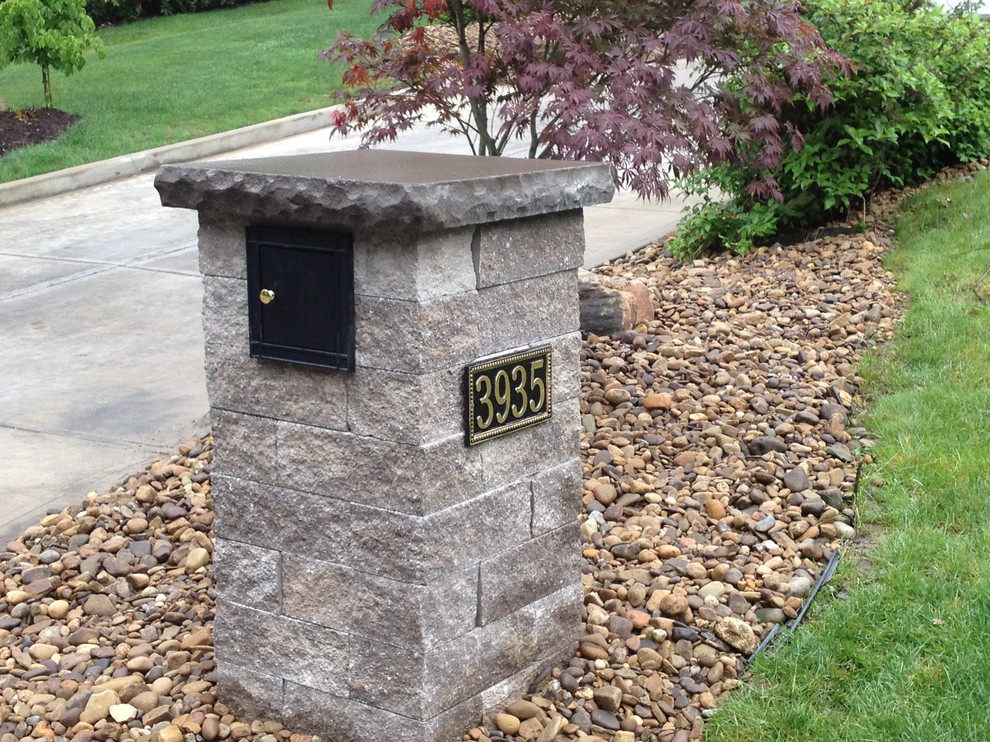 Driveway Retaining Walls and Mailbox Pillar - Traditional - Garden ...