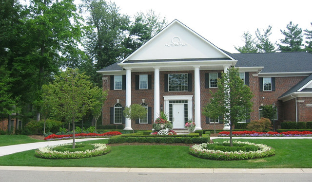 Elegant Front Yard Landscape Design - Traditional - Garden - Detroit ...