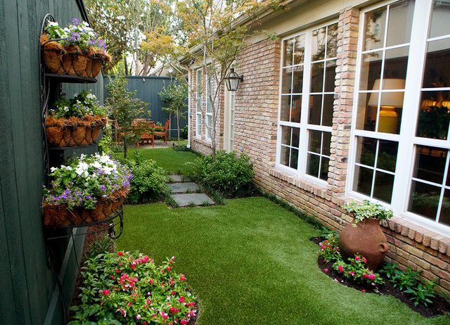 English Courtyard Garden - Traditional - Garden - Houston - by Lanson B ...
