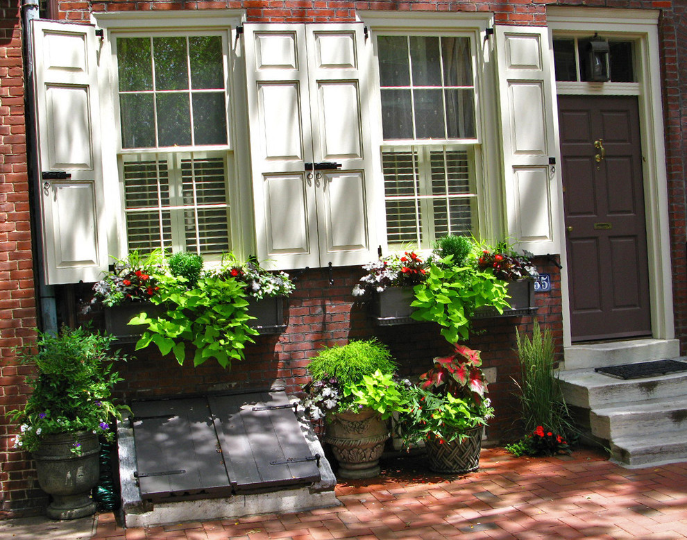 Eye Catching Garden Entryways and Foundation Plantings - Traditional ...