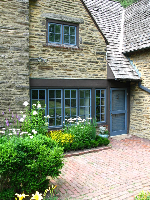 Eye Catching Garden Entryways and Foundation Plantings - Traditional ...