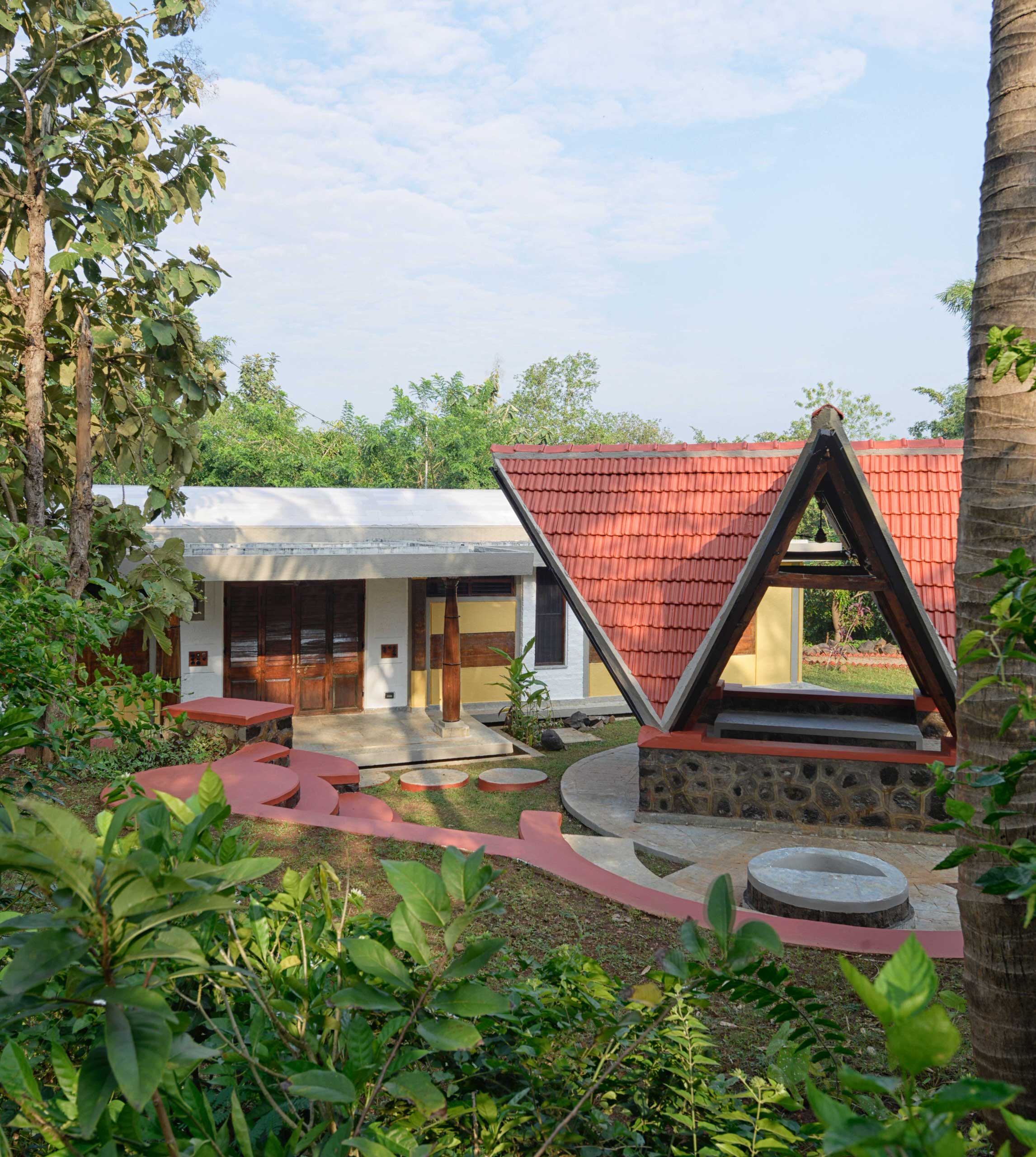 Thane Houzz: This Ecologist’s Farmhouse Grows Out of the Earth