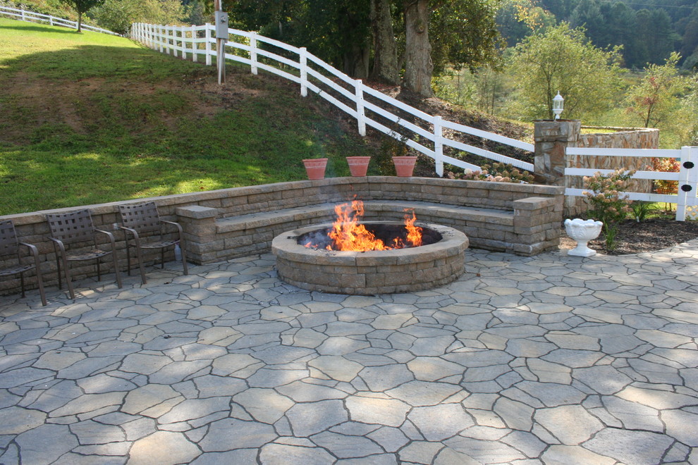Fire pit, sitting wall, bench,Paver patio - Rustikal - Garten ...