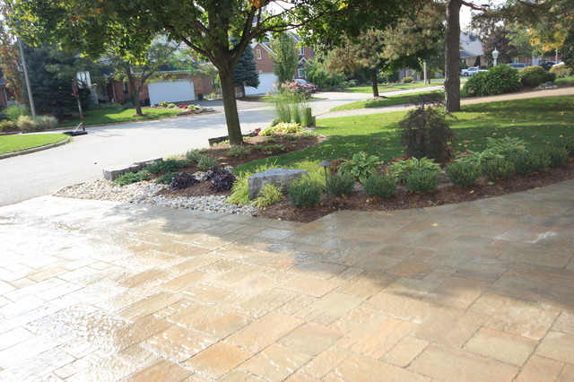 Front Entry & Driveway - Classique - Jardin - Toronto - par TriGreen ...