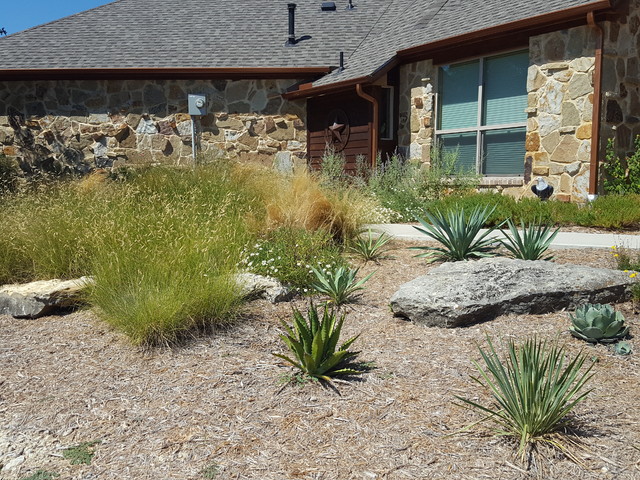 Front yard xeriscape - Montagne - Jardin - Dallas - par Happy Gardens ...