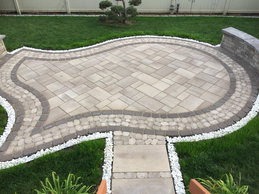 Gator Base Interlock Patio with Seating Wall - Contemporary - Landscape ...