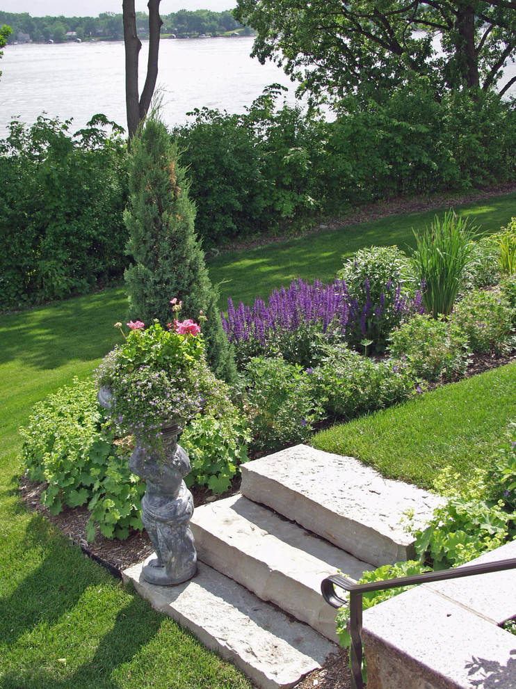 Gray Gardens Landscaping Photos - Klassisch - Garten - Minneapolis ...