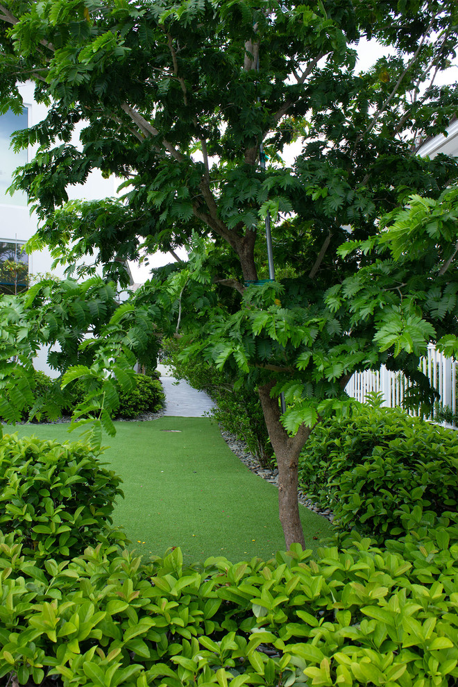 Hedge hug - Traditional - Landscape - Miami - by The Mirror of Paradise ...
