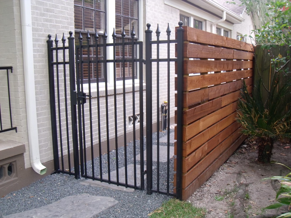 Horizontal fencing - Traditional - Landscape - Houston - by ...