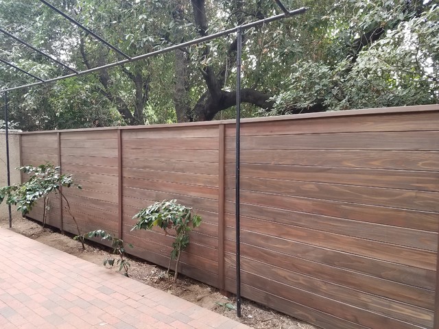 Horizontal Red Wood Fence in Pasadena - コンテンポラリー - 庭 - ロサンゼルス - LA ...
