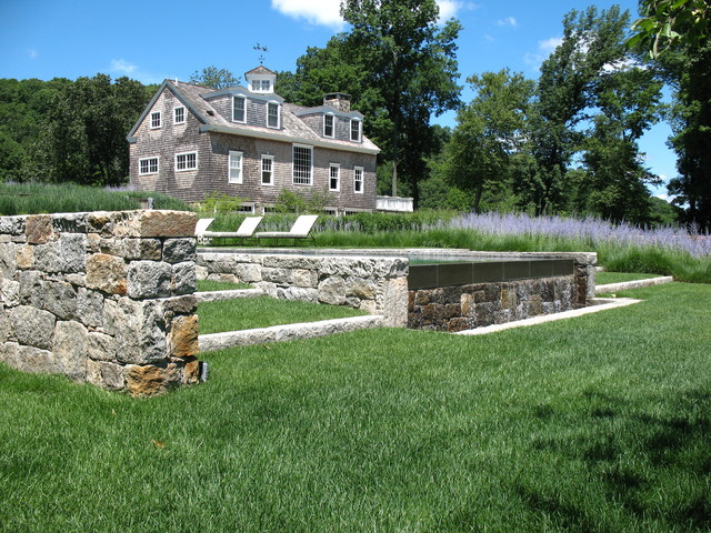 Infinity edge pool, stone walls, perennials and lawn - Clásico - Jardín ...