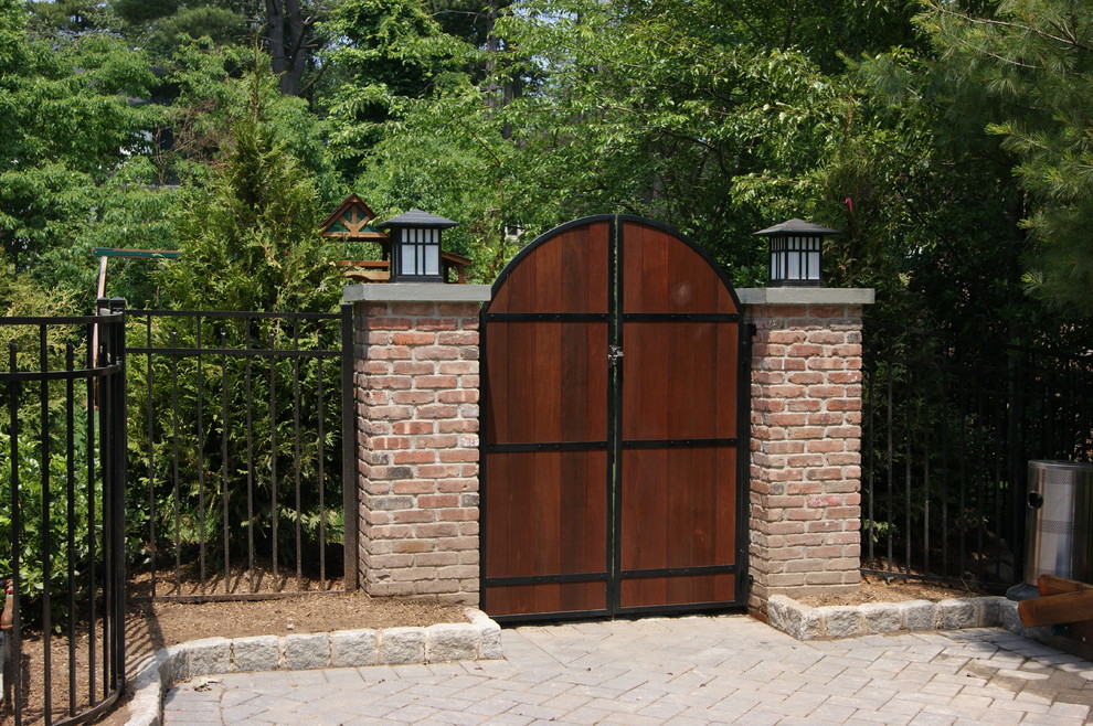 Ipe & iron Gate - Classique - Jardin - New York - par Deck Remodelers ...
