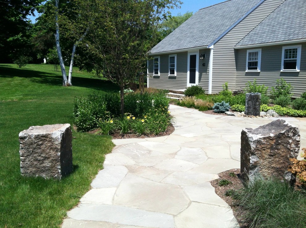 Irregular Bluestone Walkway with Bridge Block Pillars - Klassisk - Have ...
