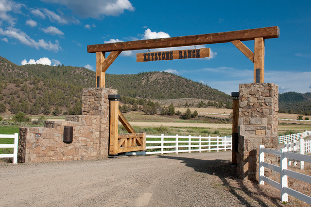Keystone Ranch Gate | Brasada Ranch Style Homes - Montagne - Jardin ...