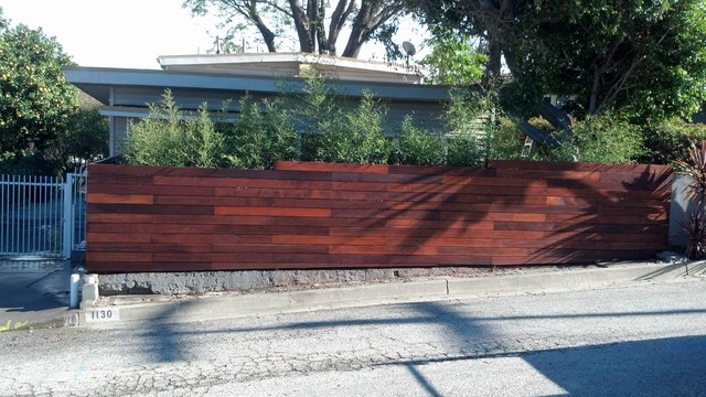mangaris vertical fence with steel framing - Moderne - Jardin - Los ...