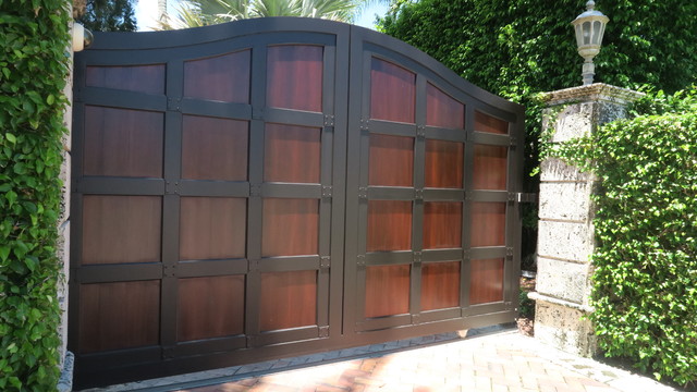 Miami Beach Custom Metal and Wood Gates - Industrial - Jardín - Miami ...