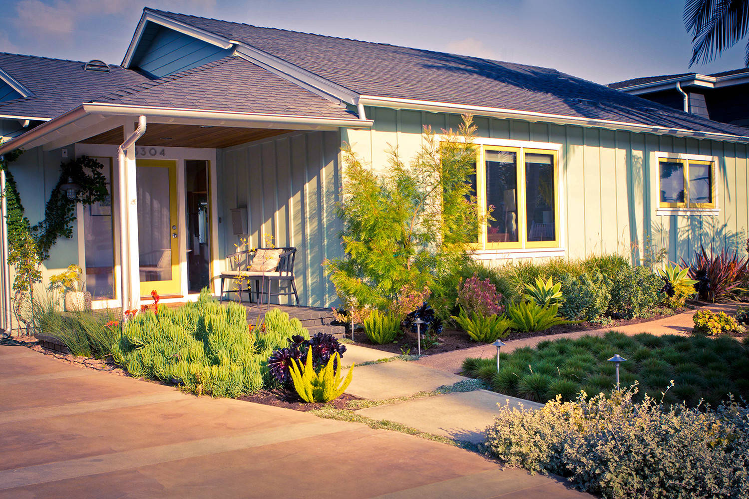 Beach Cottage Loses the Lawn for a Stylish Low-Water Garden