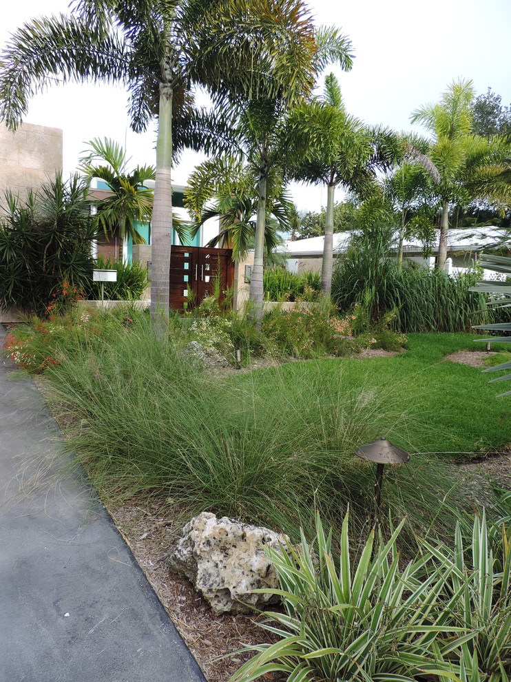 Modern Home with Beachy/coastal landscape design - Beach Style ...