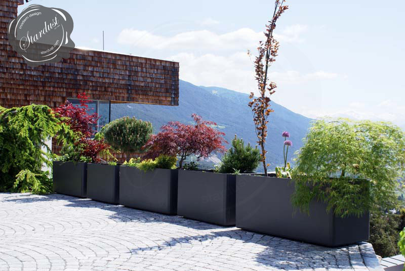 Modern Landscape and Patio Design with Large Modern Garden Planters ...