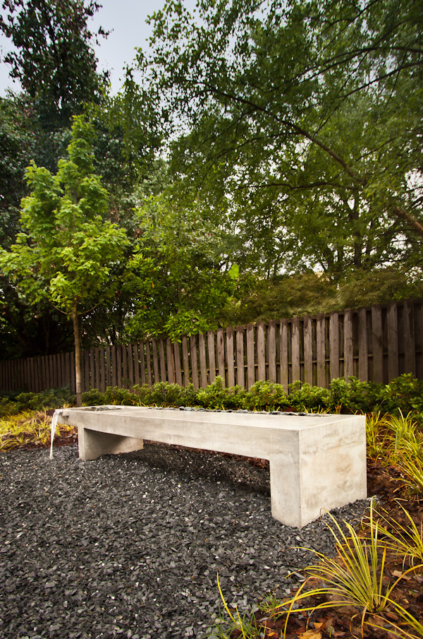 Modern Outdoor Bench & Water Feature - Moderne - Jardin - Atlanta - par ...