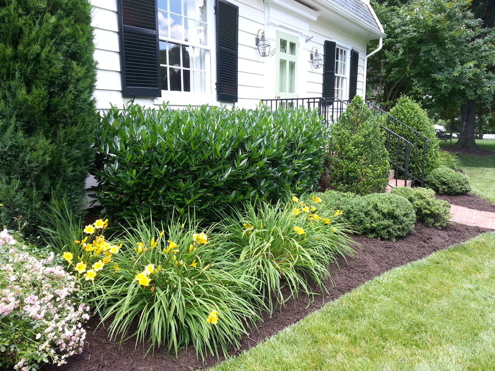 mulch and edging - Traditional - Landscape - Richmond - by Fab Scapes | Houzz