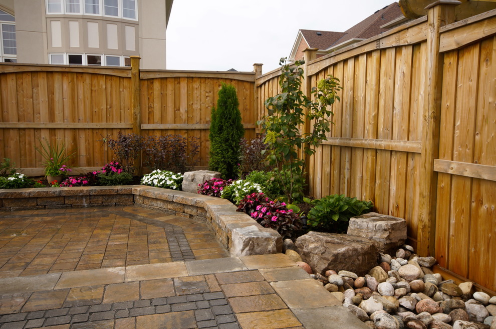 multi- level interlock patio with retaining walls and fencing - Moderne ...