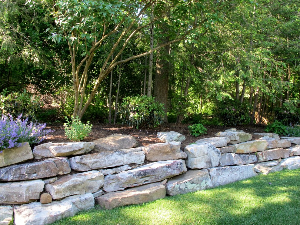 OUTCROPPING WALL AND PLANTINGS - Montagne - Jardin - Cleveland - par ...