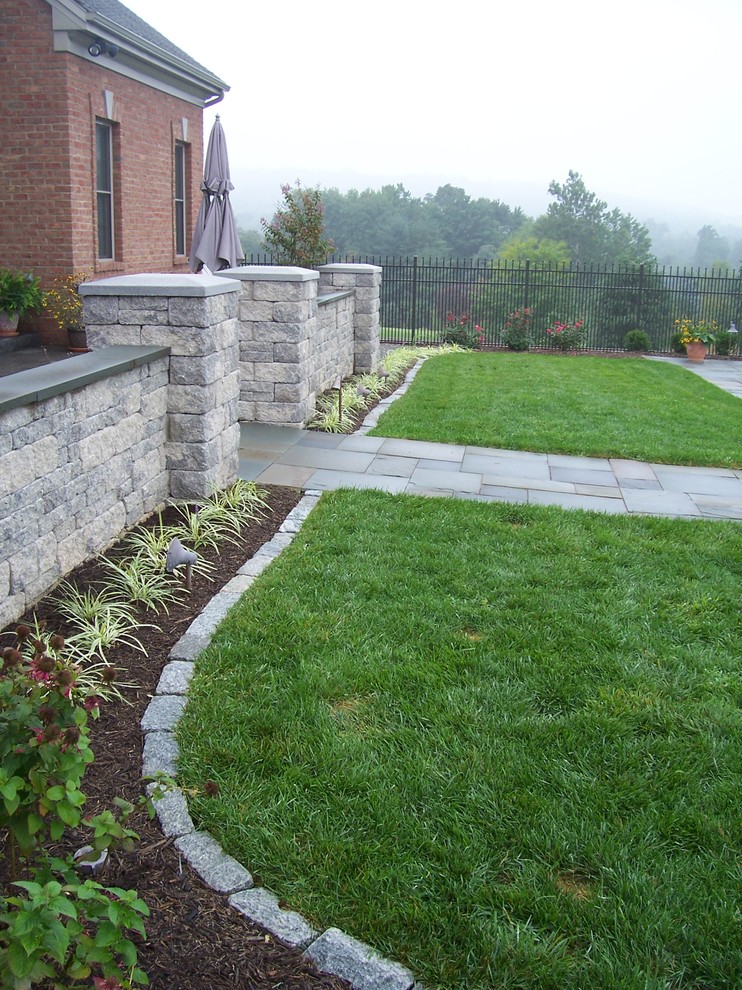 Outdoor Living Space with Patios, Walls, lawn, landscaping... - Clásico ...