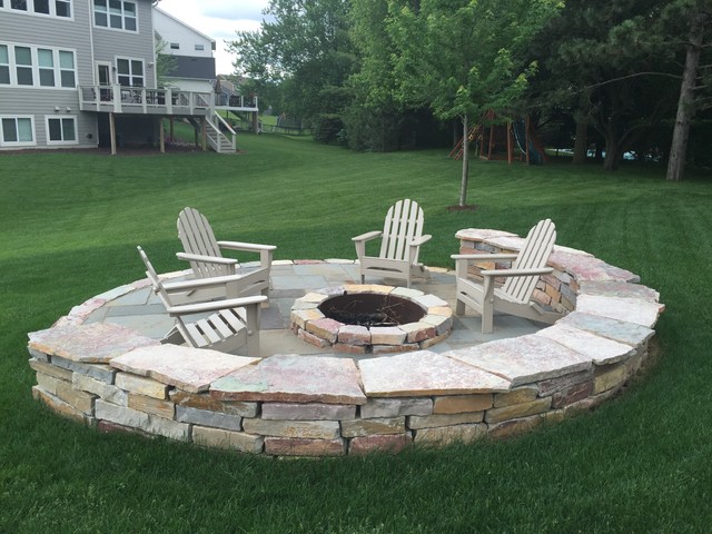 Patio / Sitting Wall / Fire Pit - Classique - Jardin - Minneapolis ...