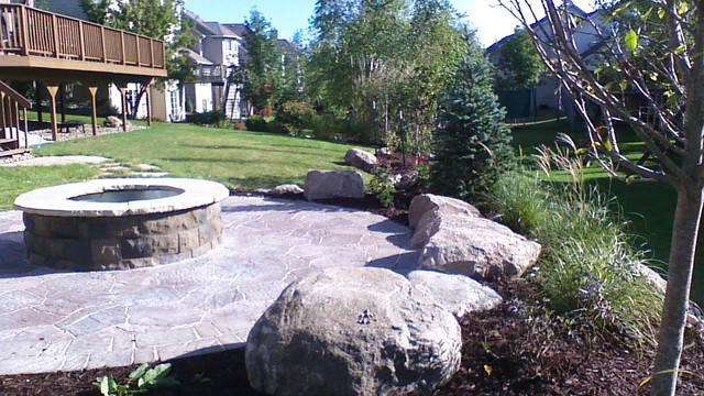 Paver Patio and Firepit with Berm Plantings - Klassisch - Garten ...