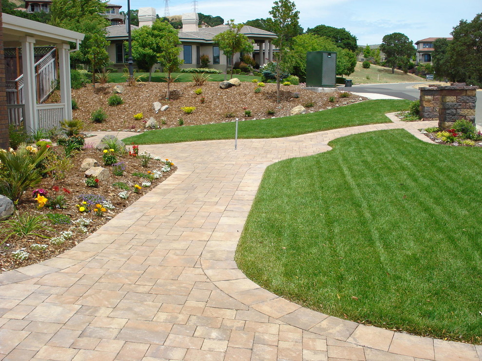 Pavestone Venetian Stone Platinum Pavers & Highland Wall - Traditional ...