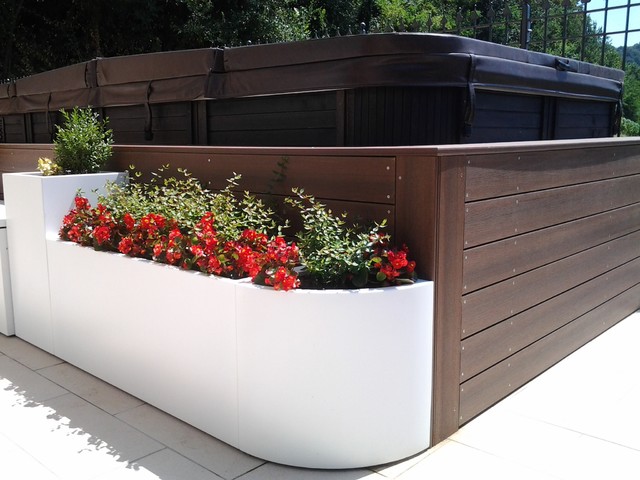 Piccola piscina con gradinata e fioriere - Contemporain - Jardin ...