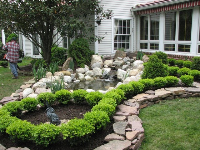 Pond - Retaining Wall - Custom Landscaping - Clásico - Jardín ...