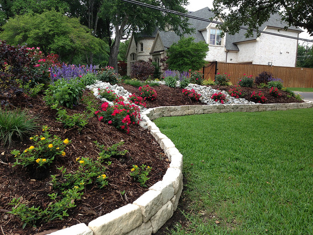 Privacy Berm Landscape Bed - Classico - Giardino - Dallas - di Verdant ...