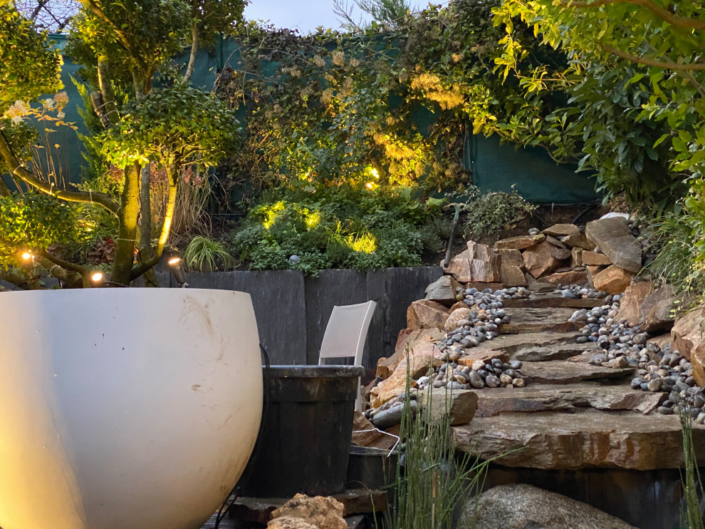 Réalisation cascade en pierre à côté de la terrasse - Casa de campo ...