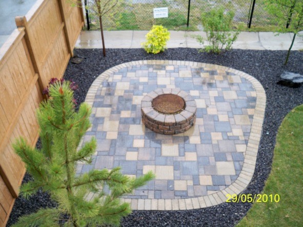 Rock Lake - Calgary - Estate Home Landscaping - Moderno - Jardín ...