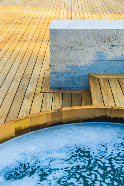 Round Cedar Spa, Ipe Deck and Concrete Seat Wall - Moderno - Jardín ...