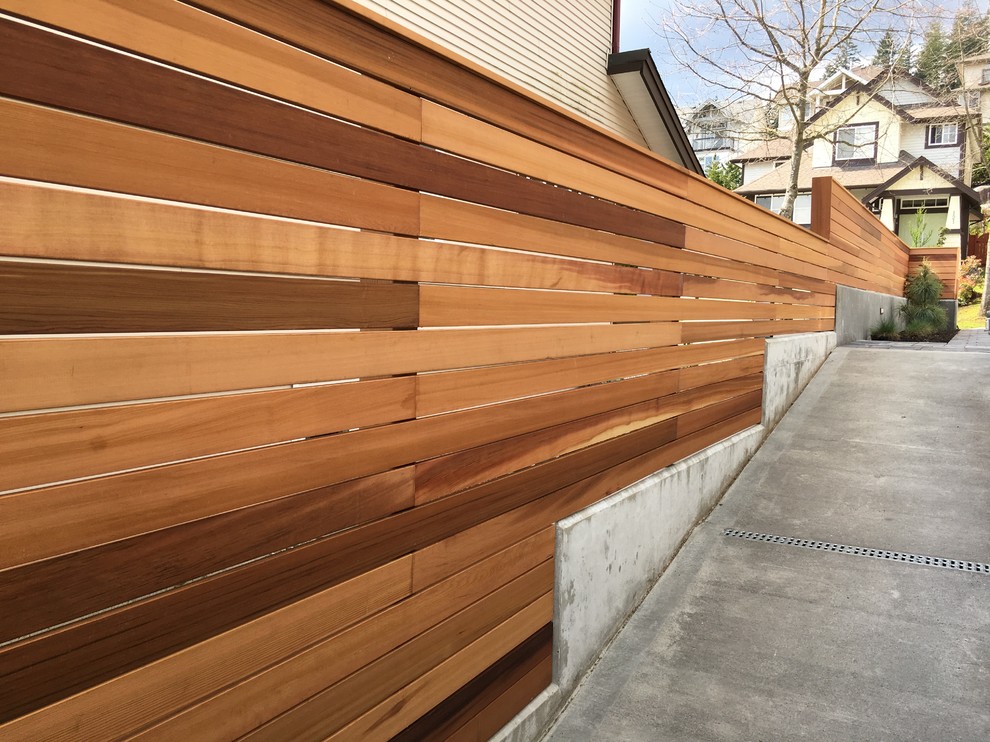 Side ramp with retaining wall & privacy screen - Modern - Landscape ...