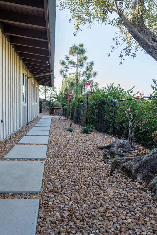 Sideyard with concrete pavers and gravel - Modern - Landscape - Los ...